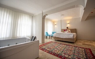 Suíte luxo, 1 cama Queen | Individualmente decorados, individualmente mobiliados