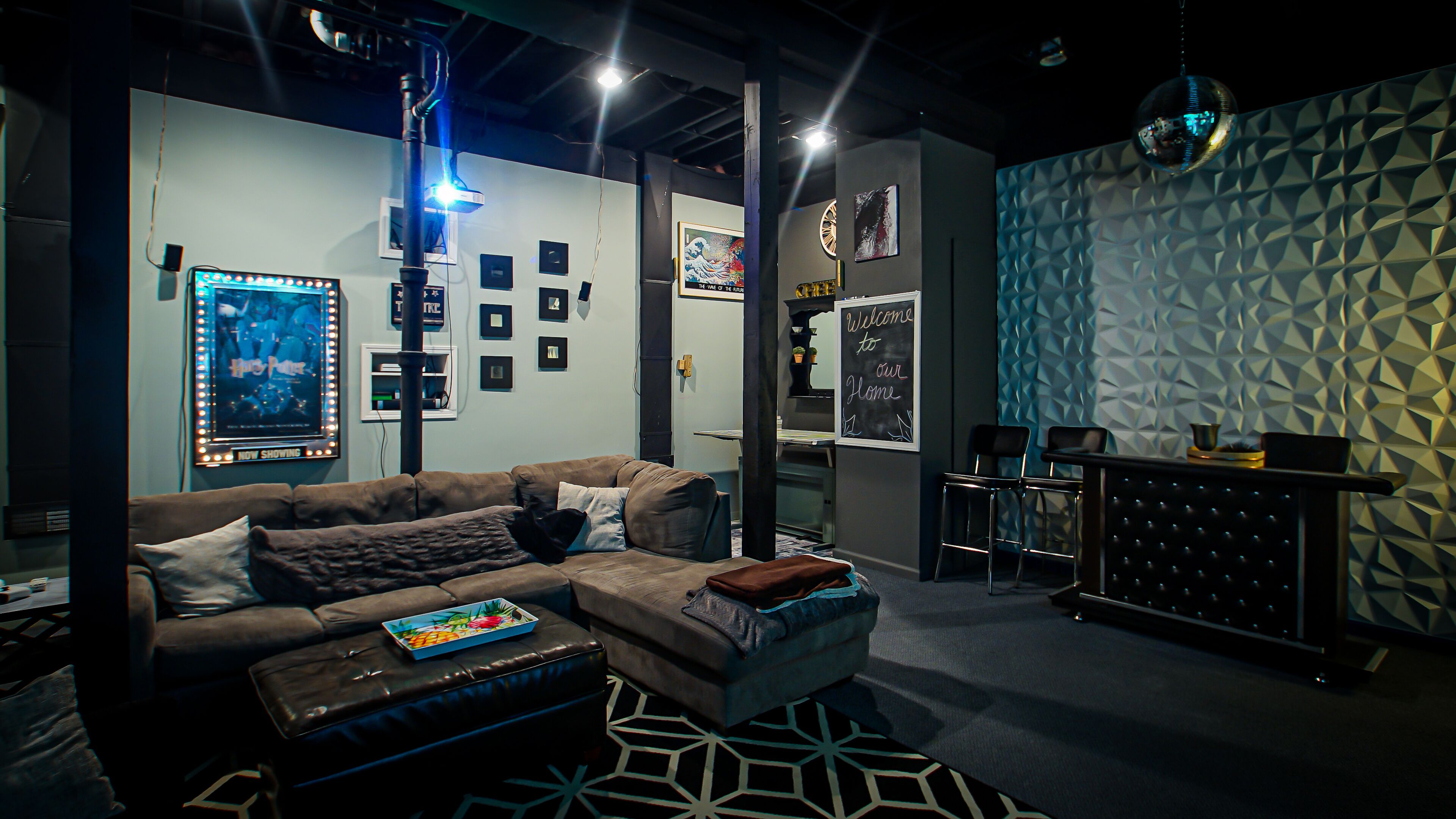 160" Movie Theater! Great For Movie Nights! - Bennington, NE