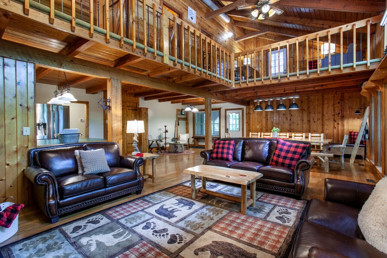 Quietside Cabin: Sunroom, Fire Pit, Theater Den, & Stunning Views - Maryville, TN