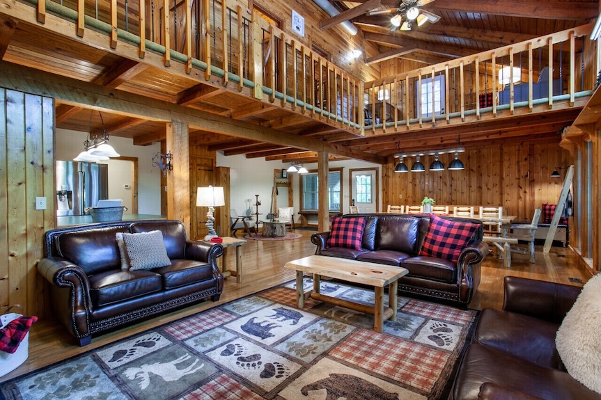 Quietside Cabin: Sunroom, Fire Pit, Theater Den, & Stunning Views - Maryville, TN