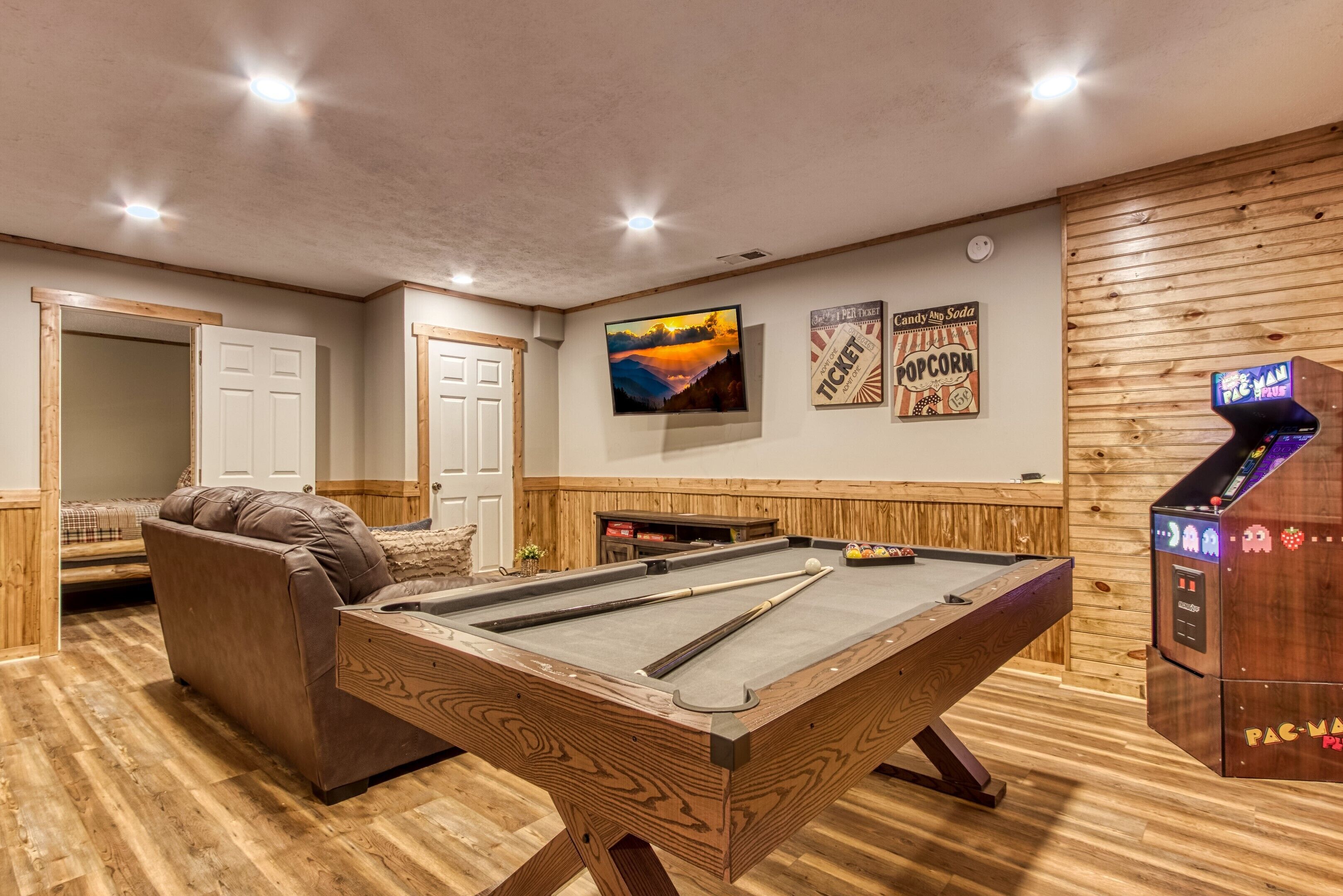 1 Mi To Strip! Fantastic 3br/ 3ba, Hot Tub, Game Room, Wi-fi - Pigeon Forge, TN