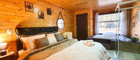 Cabana de Madeira Lua de Mel | Com decoração personalizada, com mobília individualizada, secretária