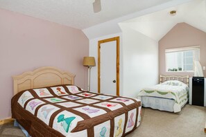 Quarto, várias camas, vista para a montanha | 1 quarto, com decoração personalizada, com mobília individualizada 