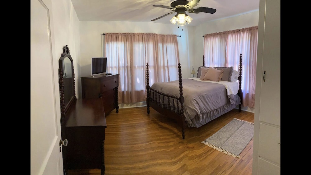 Zylee’s House On Choctaw Is Just A Short Walk To Downtown Tahlequah. - Tahlequah, OK