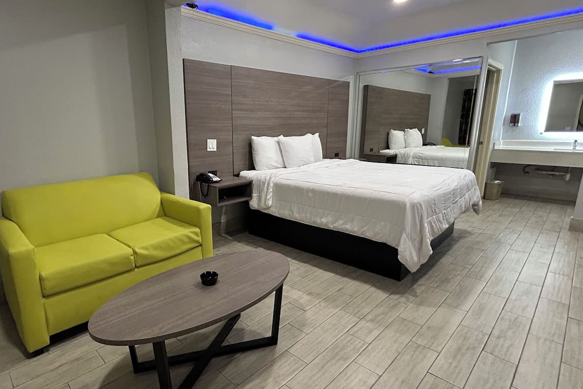 Quarto solteiro luxo, 1 cama King, para fumantes | Roupas de cama premium, edredons de pluma, camas Select Comfort