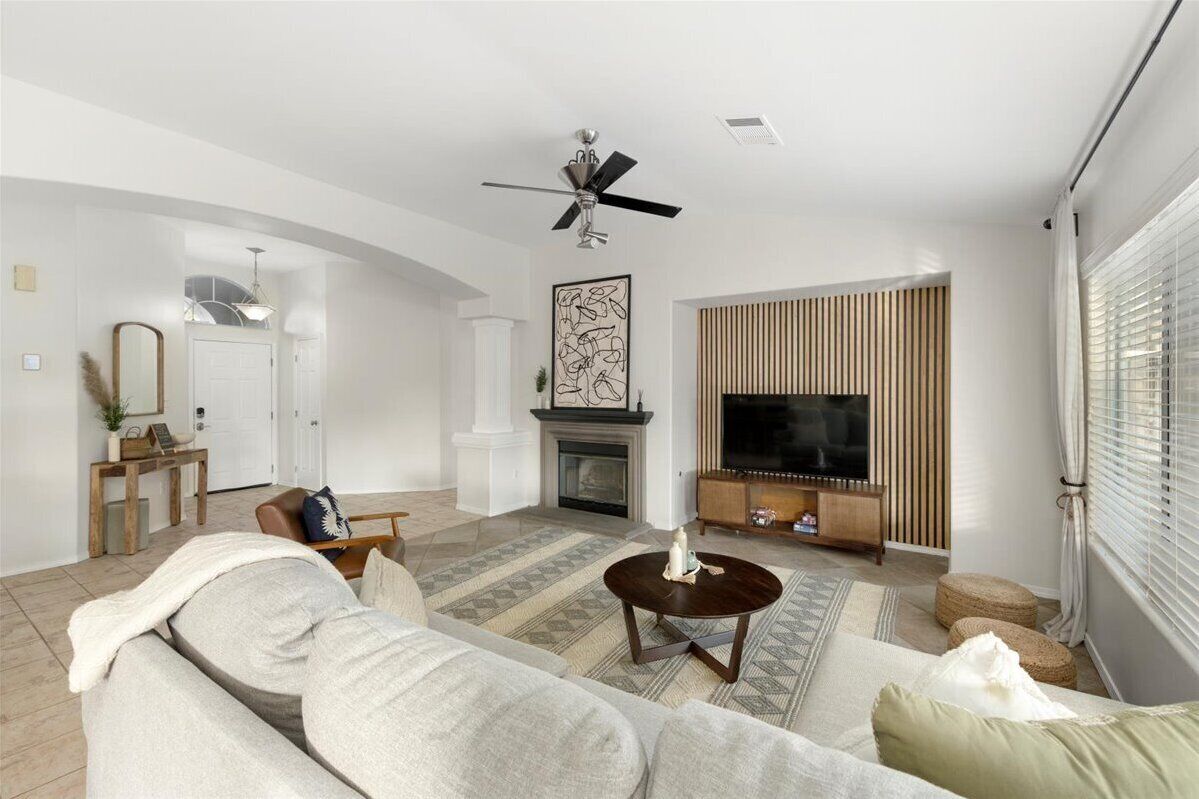 Revitalizing 3 Bedroom Home In Bakersfield With Pool And Wi-fi - Bakersfield, CA