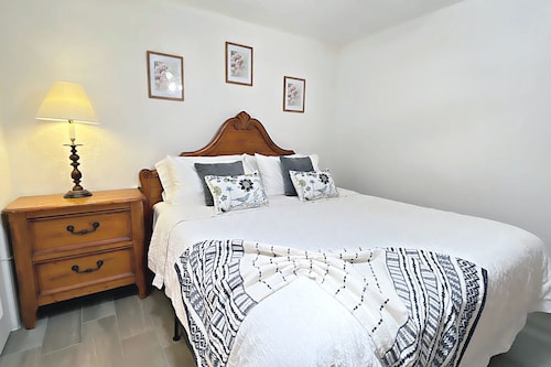 Casa Frida In El Paso W/ 5 Beds, 1 King Bed & Wifi - El Paso, TX