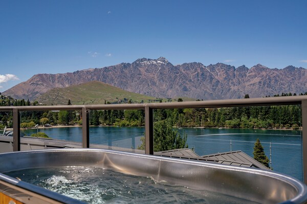 Spacious Unit With Views And Balcony - Queenstown