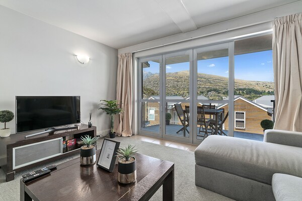 Lakeside Living - Modern 2-bedroom Apartment - Queenstown