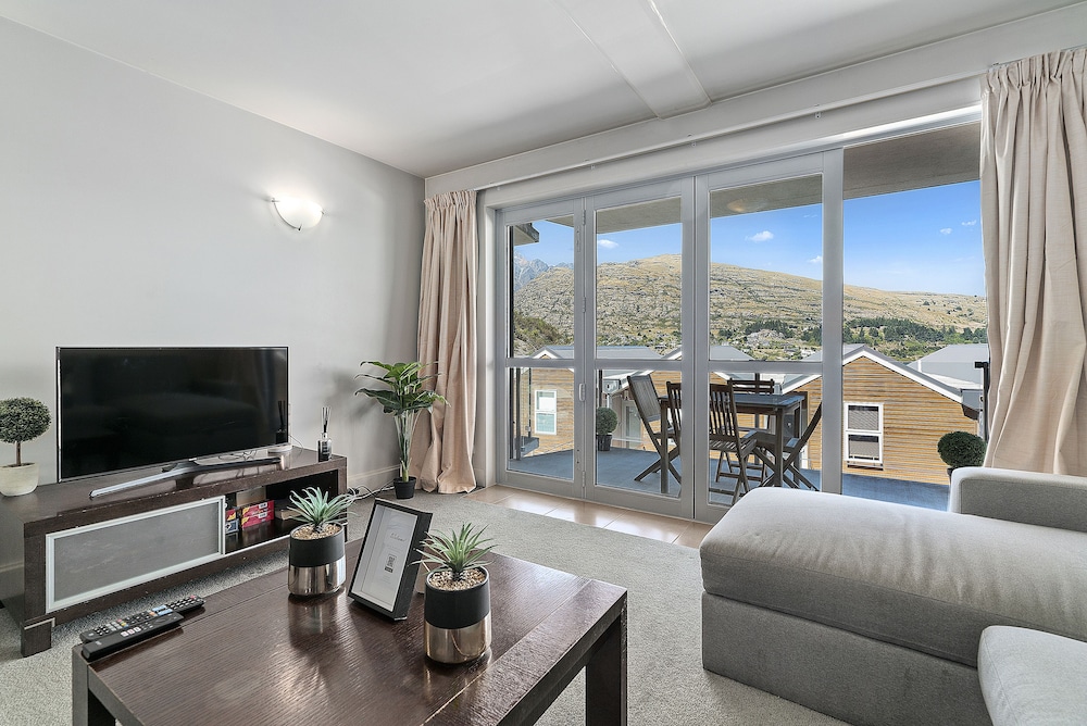 Lakeside Living - Modern 2-bedroom Apartment - Queenstown, New Zealand