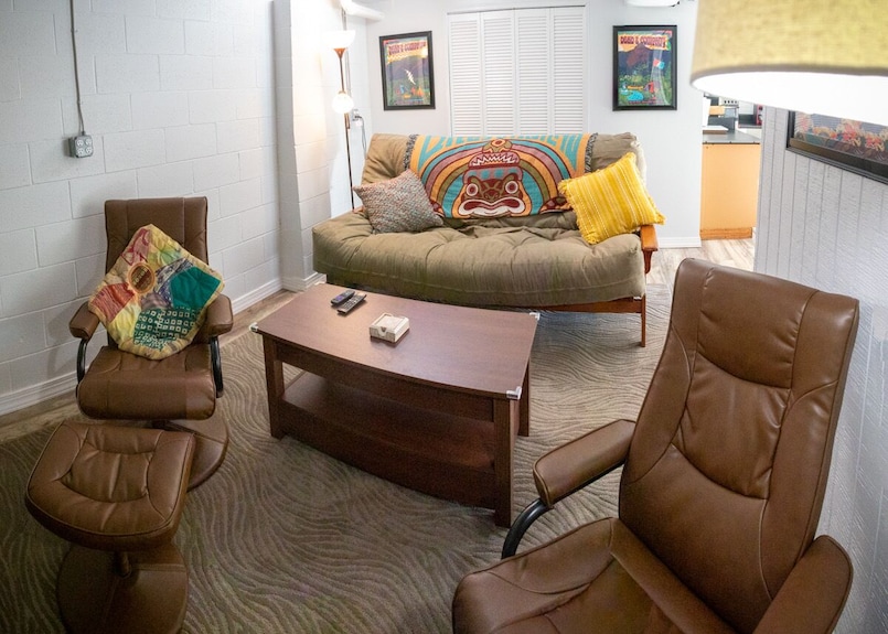 Modern , Farmhouse Basement, Suite, Queen Bed, Efficiency , Dogs Welcome. - Shenandoah National Park