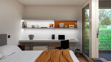 Quarto moderno com cama, escrivaninha e laptop.