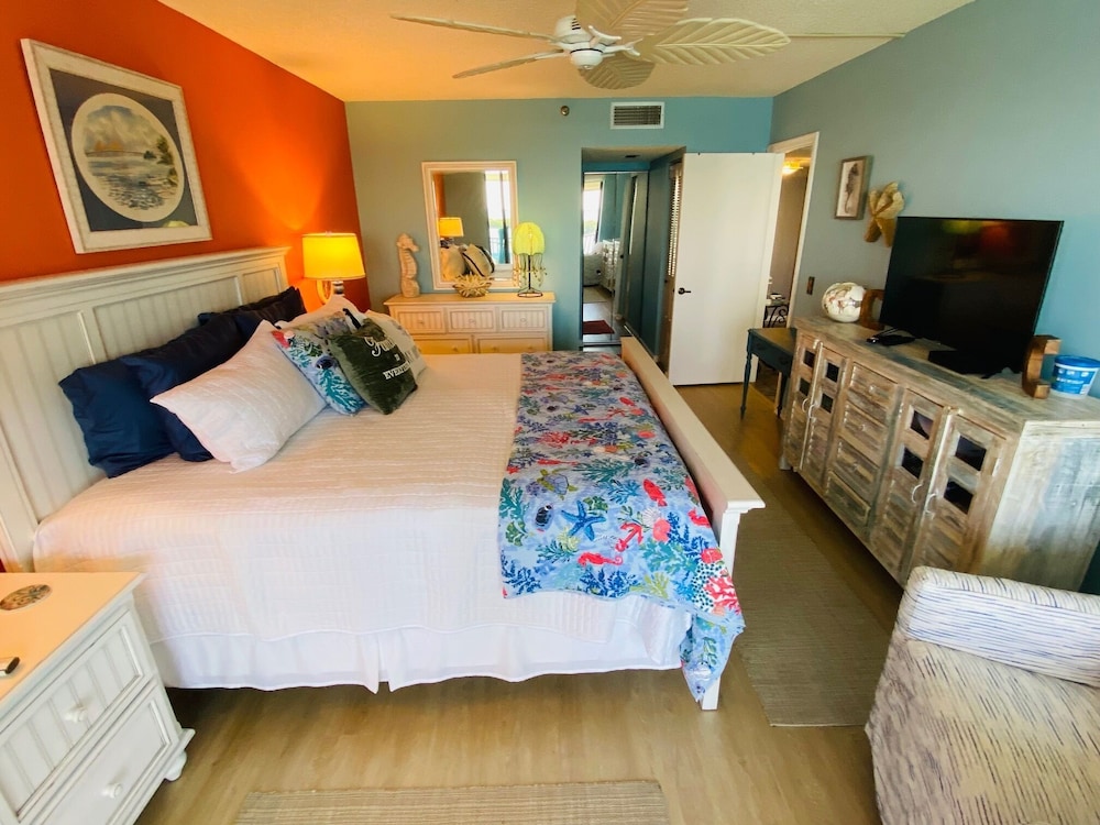 Bahia Del Mar Isla Del Sol Tierra Verde Waterfront Pool Dock Wifi 707 - St. Petersburg, FL