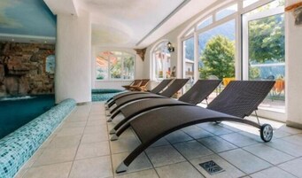 Piscina interior, piscina exterior, espreguiçadeiras