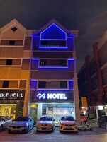 Fachada do alojamento (tarde/noite)