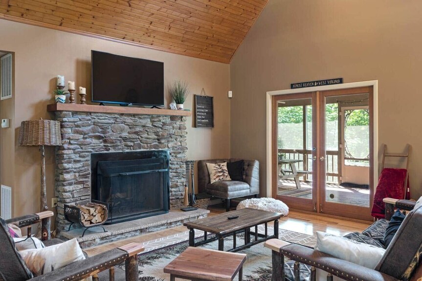 Sleepy Creek Getaway! Hot Tub & Sauna - West Virginia