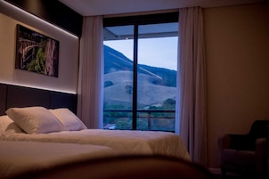 Quarto Quádruplo Deluxe | Roupa hipoalergénica, minibar, cofre no quarto, secretária