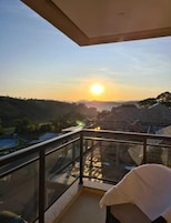 Quarto Quádruplo Deluxe | Roupa hipoalergénica, minibar, cofre no quarto, secretária