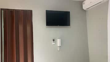 Quarto superluxo, 1 cama Queen, vista para a cidade | Ferros/tábuas de passar roupa, Wi-Fi de cortesia, roupa de cama