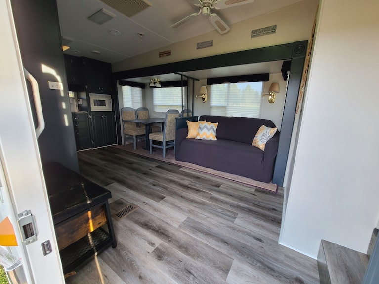 Cozy Camper Down Wind Song: In The Black Hills - サウス・ダコタ