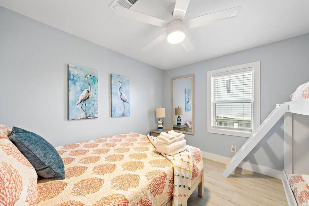 Waterfront Home W/ Expansive Deck, Near The Beach - Galveston, TX
