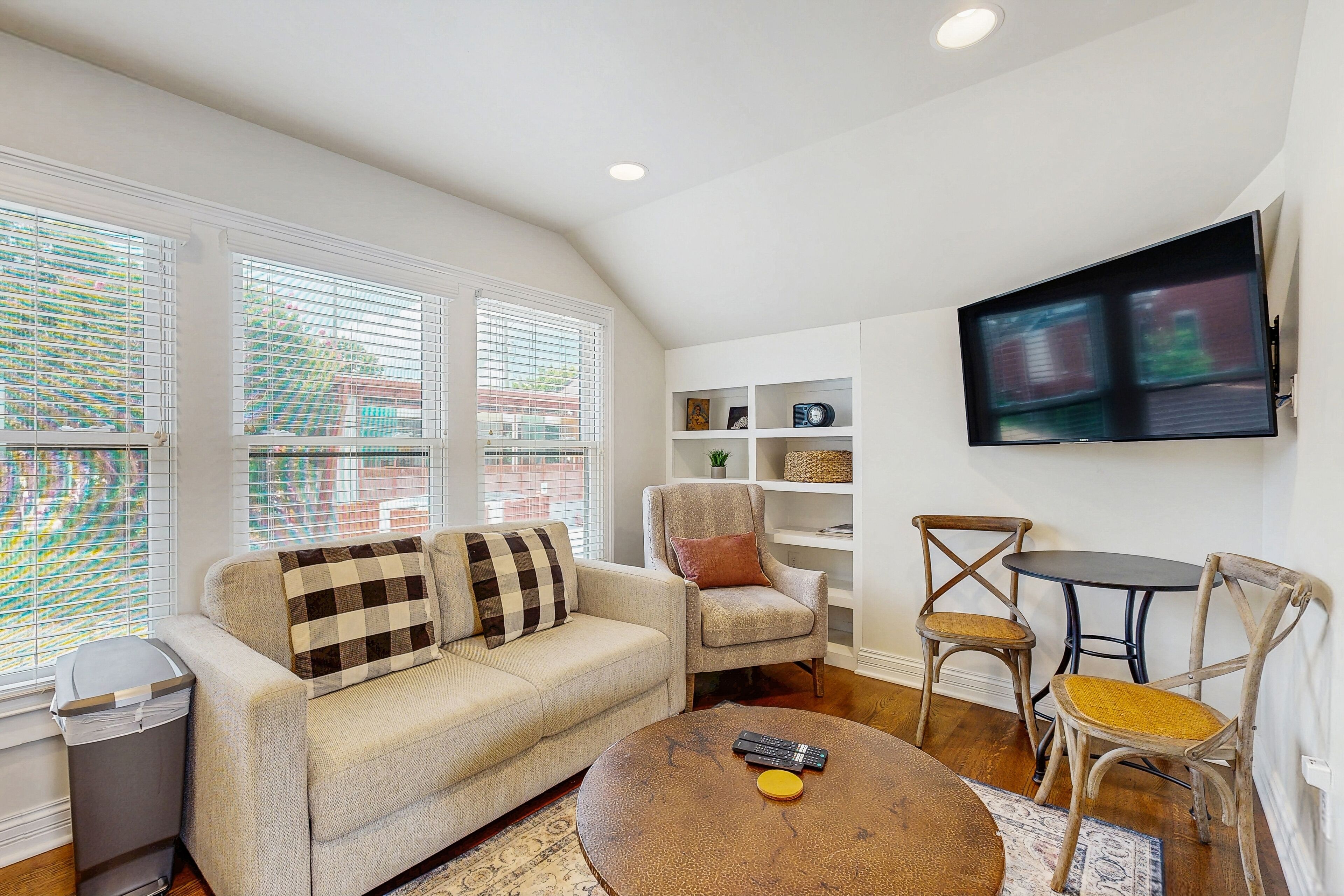 Modern Downtown Escape With Fast Wifi, Full Kitchen, Modern Decor & Central Ac - Nashville, TN