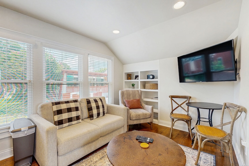 Modern Downtown Escape With Fast Wifi, Full Kitchen, Modern Decor & Central Ac - Nashville, TN
