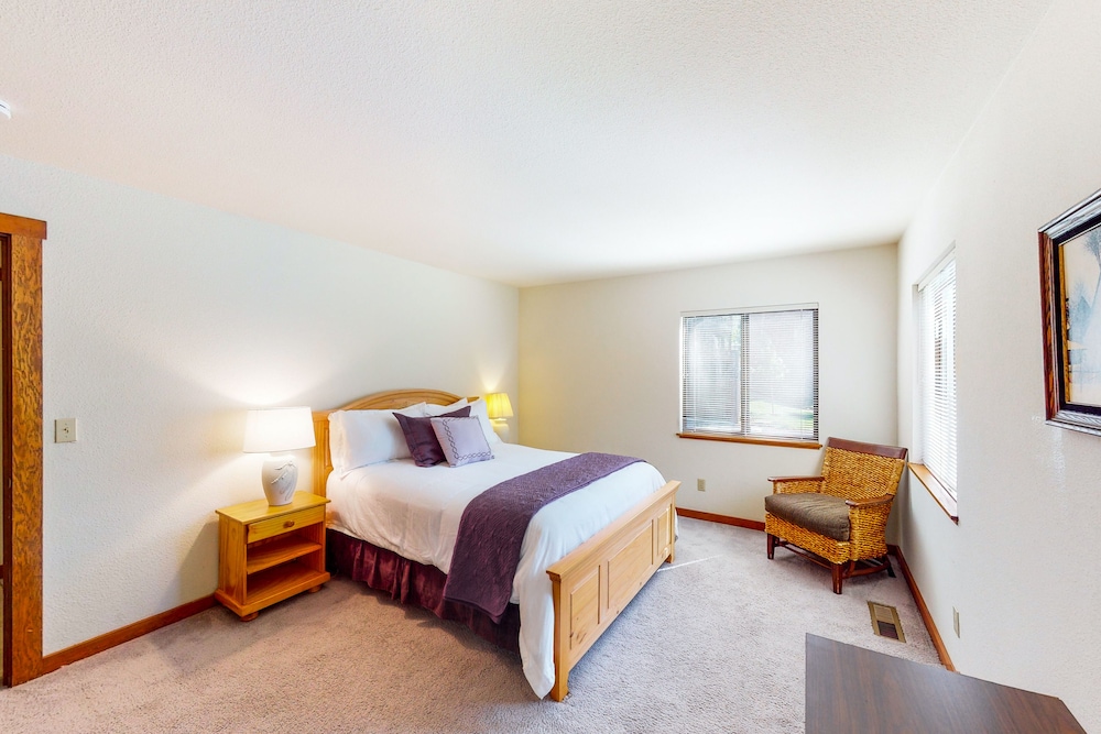 Fantastic Lakefront Condo With Tennis, Skiing, Fireplace, & W/d, Sleeps 6 - Zephyr Cove, NV