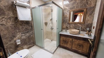 Um polibã, um chuveiro fixo, artigos de higiene pessoal grátis