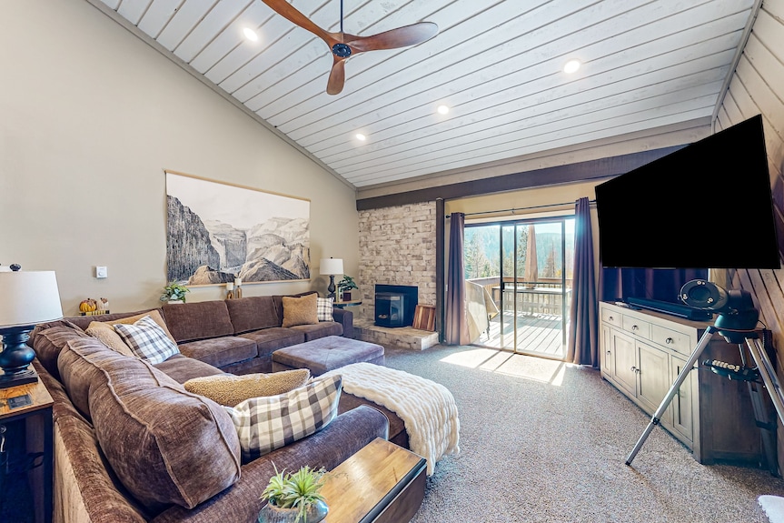 2br Mountain-view Condo W/2 Decks, Wifi, & Private W/d - Huntington Lake, CA