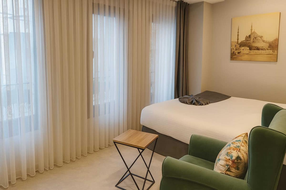 Quarto Duplo Superior | Roupa de alta qualidade, minibar, cofre no quarto, secretária