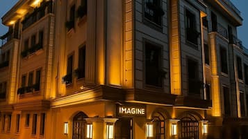 Fachada da propriedade à noite