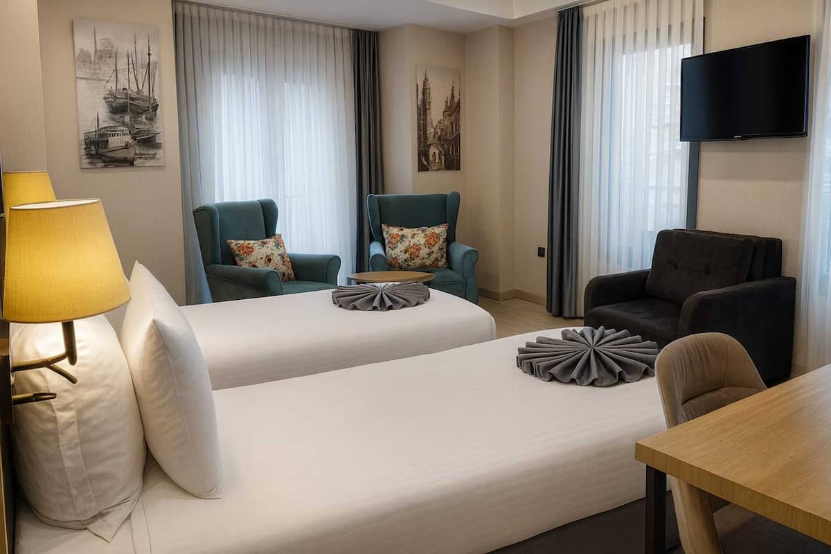 Roupa de alta qualidade, minibar, cofre no quarto, secretária