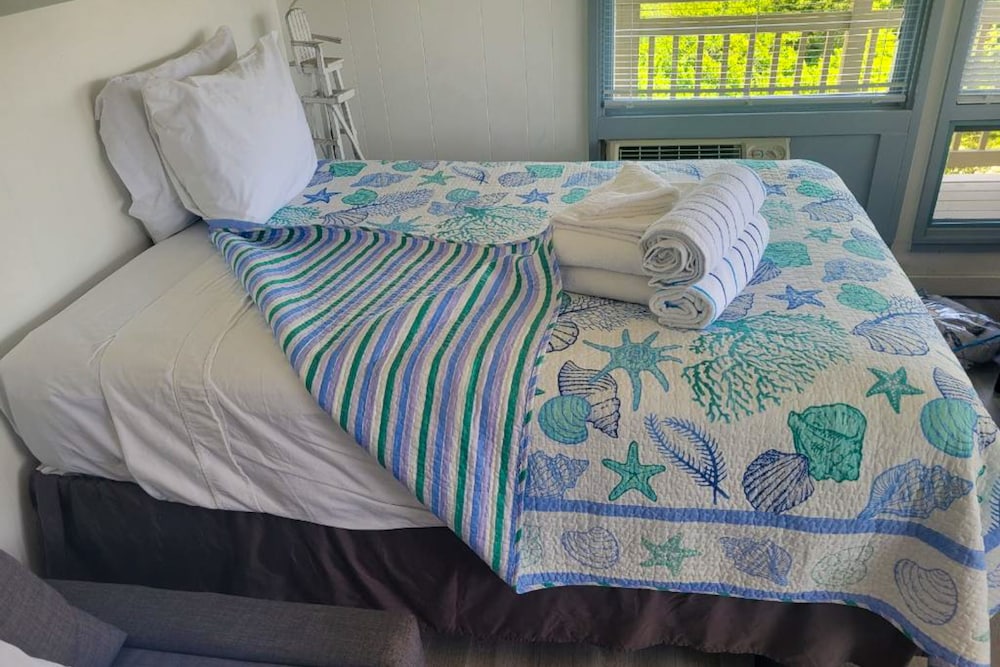 Charming Studio Steps To Beach Access With Deck, Ocean View, Kitchenette & Grill - Truro