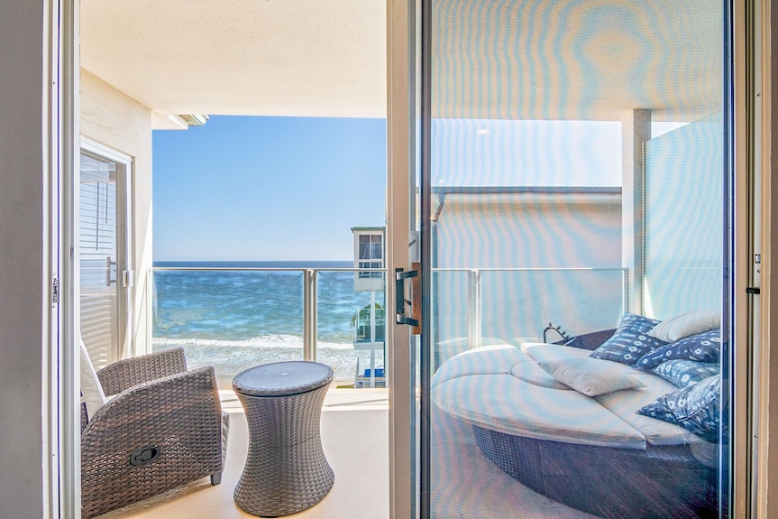 Beautiful, Luxurious Hideaway Right On Carbon Beach In Malibu! - Malibu, CA