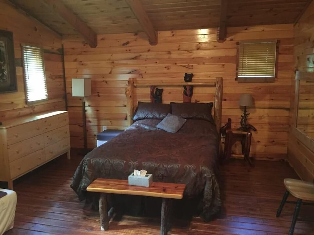Secluded, Cozy Cabin With Hot Tub In A Heavily Forested Setting. Great Location. - Slade, KY