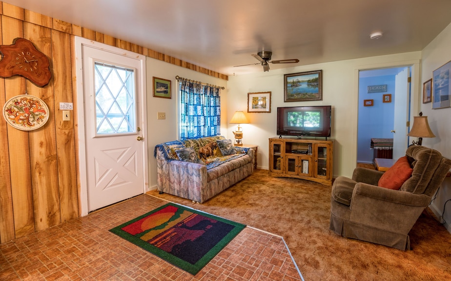 Little Red Retreat: Lake Breezes & Cozy Nights Summer's Calling - Michigan