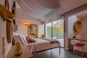 Luxury One Bedroom Villa with Kitchenette, Pool & Spa, Villa Gaivota | Cofre no quarto, com decoração personalizada