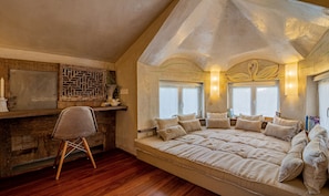 Romantic Double Bed Suite with Pool and Spa, Lagos dos Cisnes | Cofre no quarto, com decoração personalizada 
