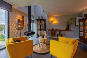 Luxury Two Bedroom Villa with Kitchenette, Pool & Spa, Villa Pernilongo | Sala de estar | Lareira, impressoras