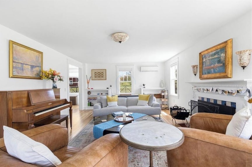 Walk To The Beach - Serene Coastal Country Cottage - Rhode Island