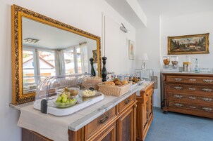 Café da manhã com buffet todos os dias mediante uma taxa