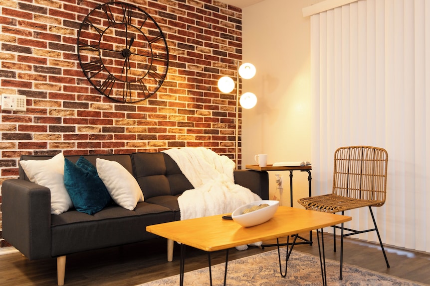 Rustic Luxe Loft: A King Bed Hideout With Edge - ゲインズビル, FL