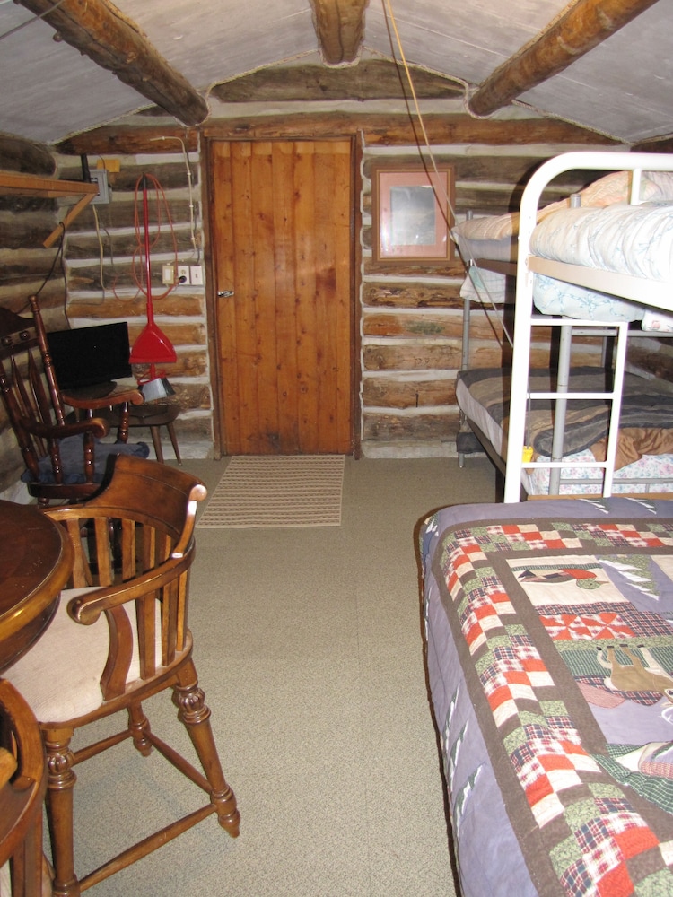 Cozy Rustic Cabin On Little Sheep Creek At Foot Of Lima Peaks - Lima, MT