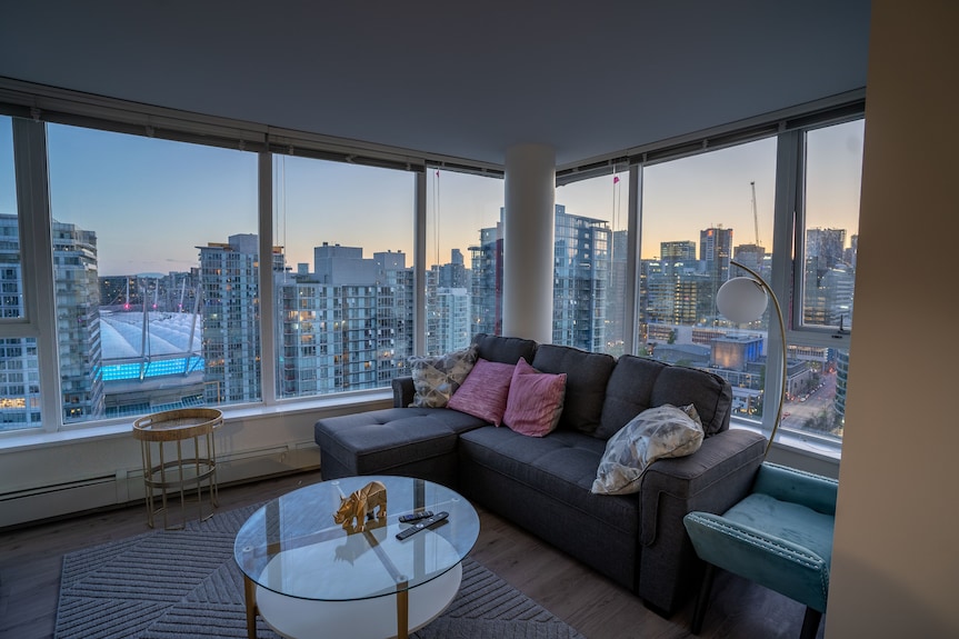 Large, Modern 4 Bedroom Sub-penthouse With View, Pool And Parking - North Vancouver