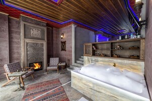 Quarto lua de mel, banheira de hidromassagem, vista para o vale | Roupas de cama de algodão egípcio, roupas de cama premium