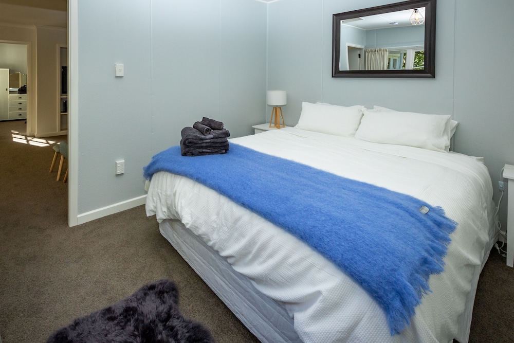 Hop, Skip And Jump To The Lake - Te Anau House - Te Anau