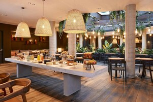 Pequeno-almoço tipo buffet diário (20 EUR por pessoa) 