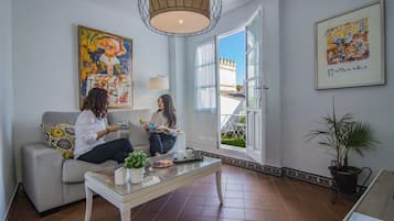 Apartamento panorâmico | Área de estar | Smart TV 32 polegadas com canais digitais, TV