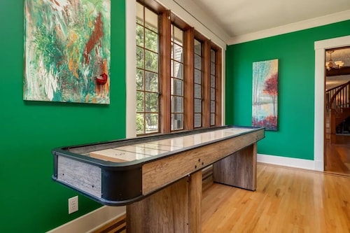 Pagoda Hill Estate - Uptown/downtown, Sleeps 12!!! - Hot Springs, AR